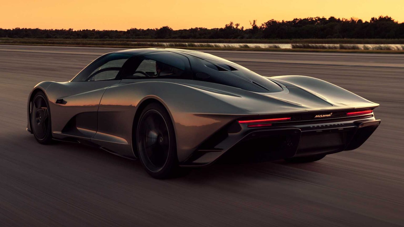 Watch The McLaren Speedtail Hit 250 MPH (403 KM/H)