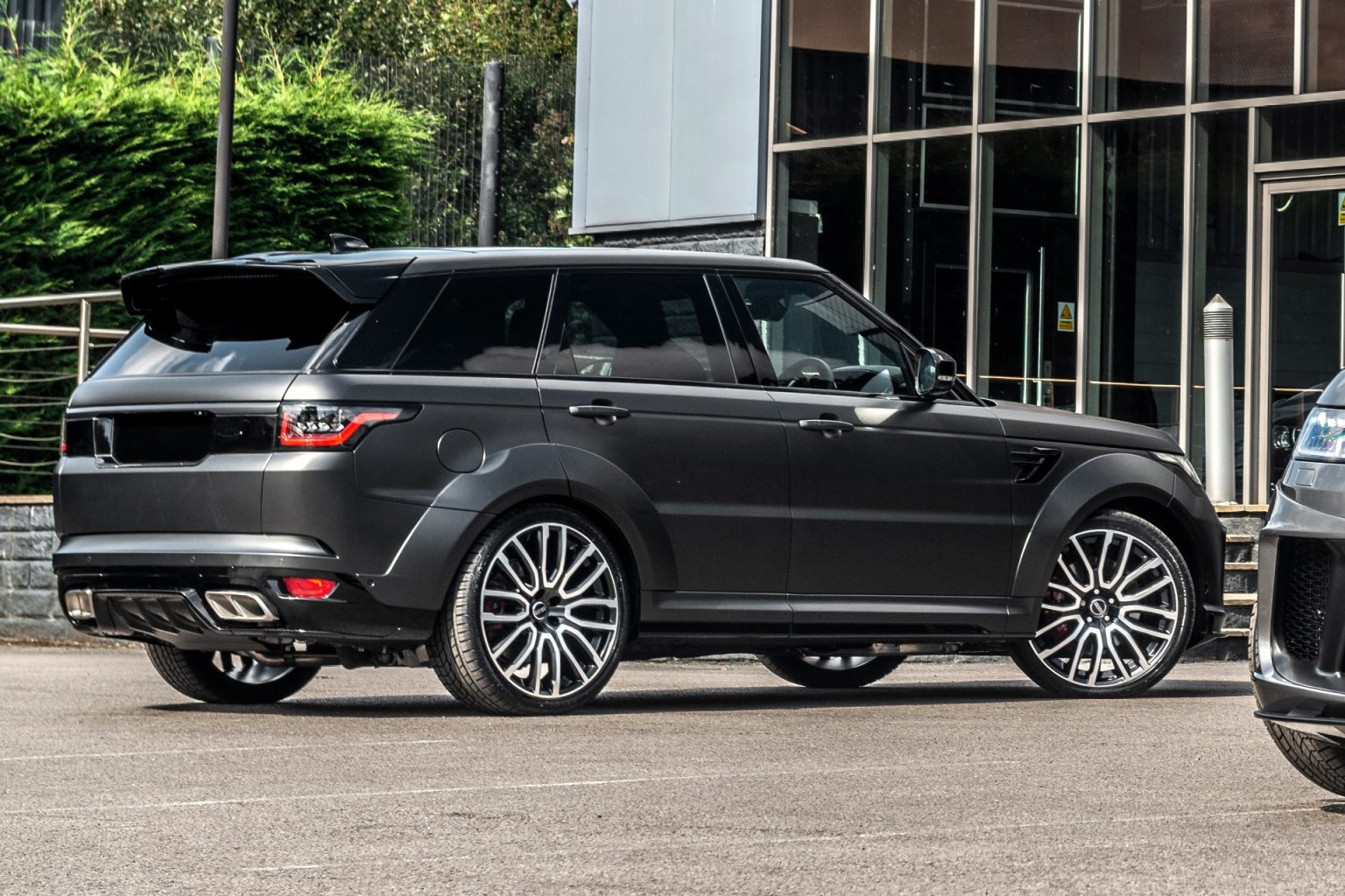 Sinister Project Kahn Range Rover SVR Pace Car Revealed